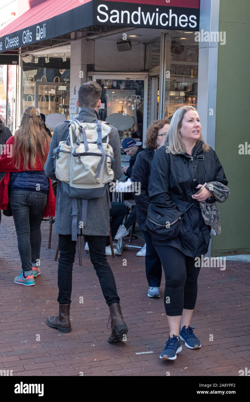 Students friends sidewalk hi-res stock photography and images - Alamy