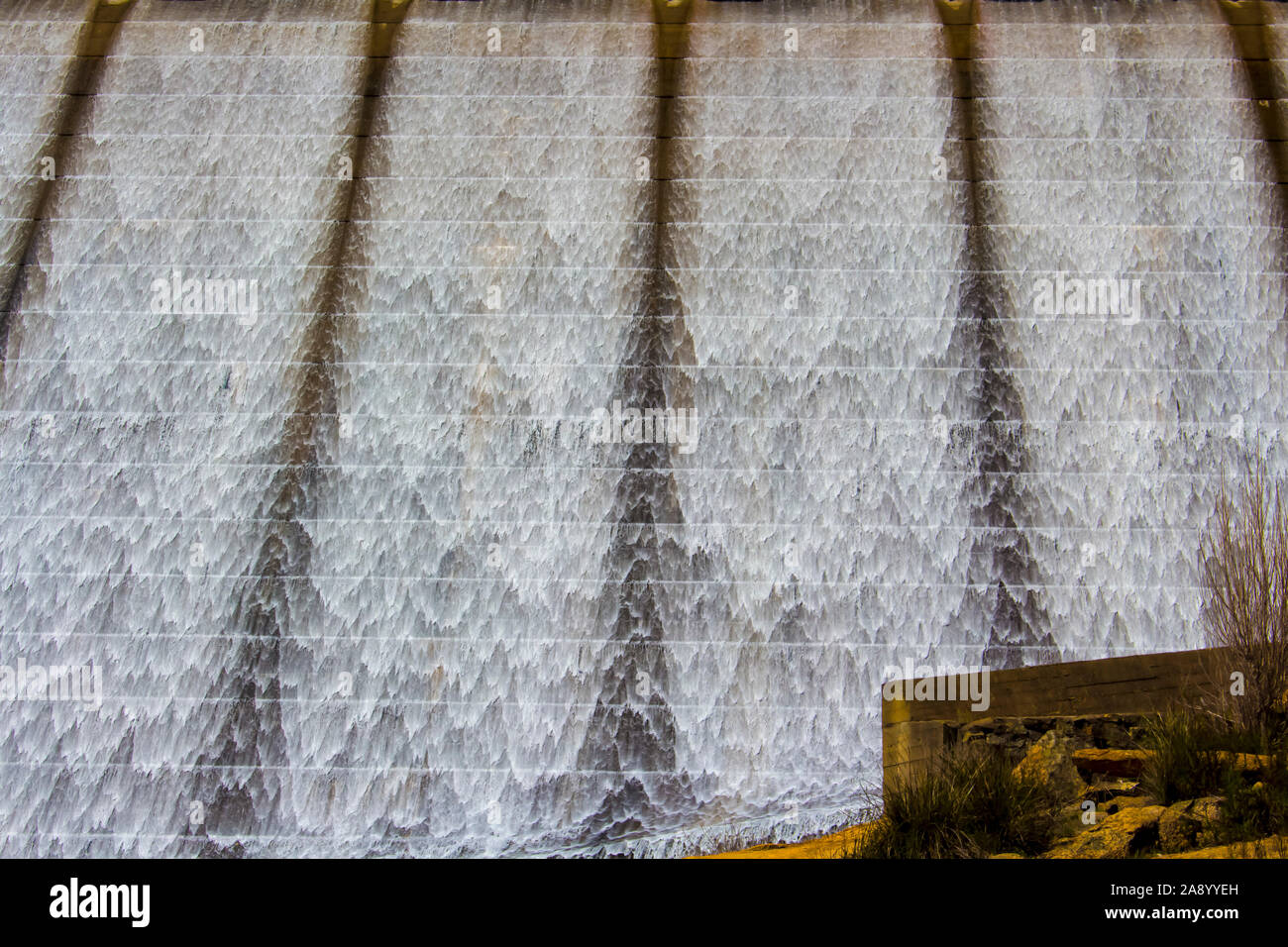 River overflowing concrete dam wall hi-res stock photography and images ...
