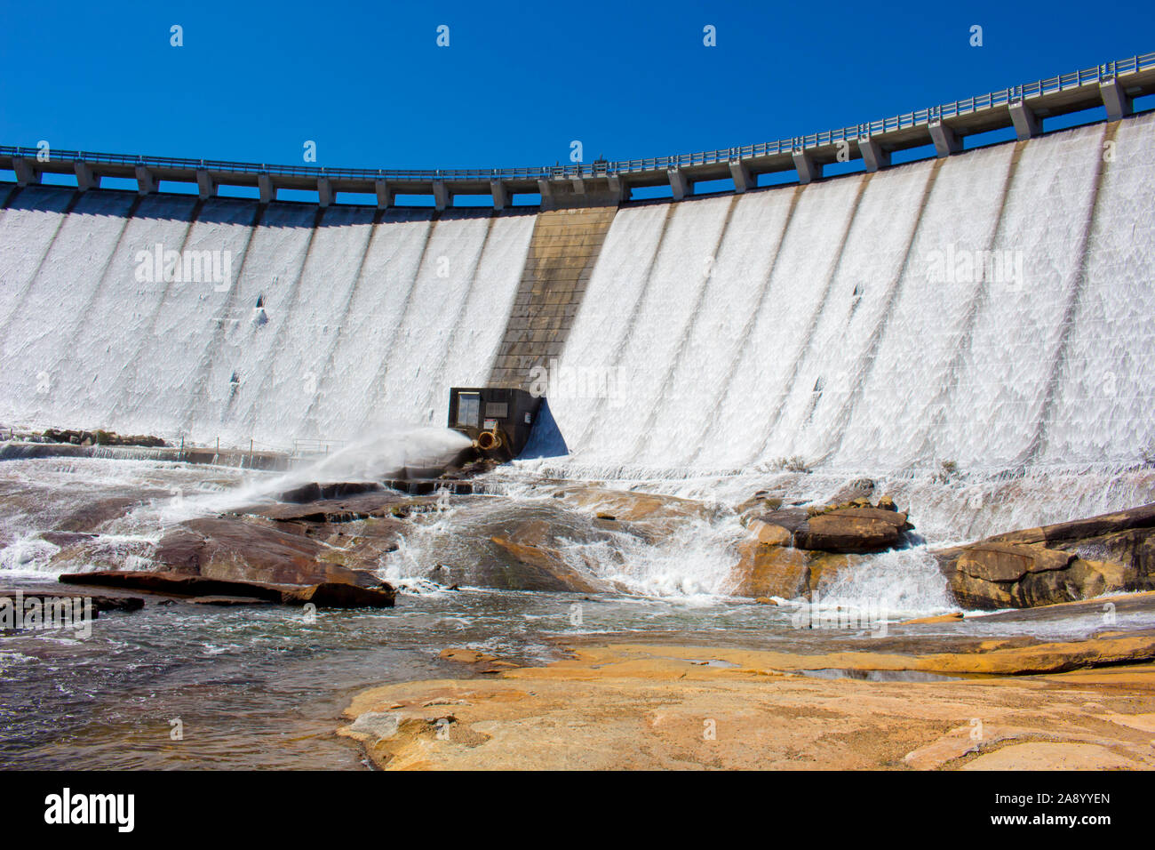 River overflowing concrete dam wall hi-res stock photography and images ...