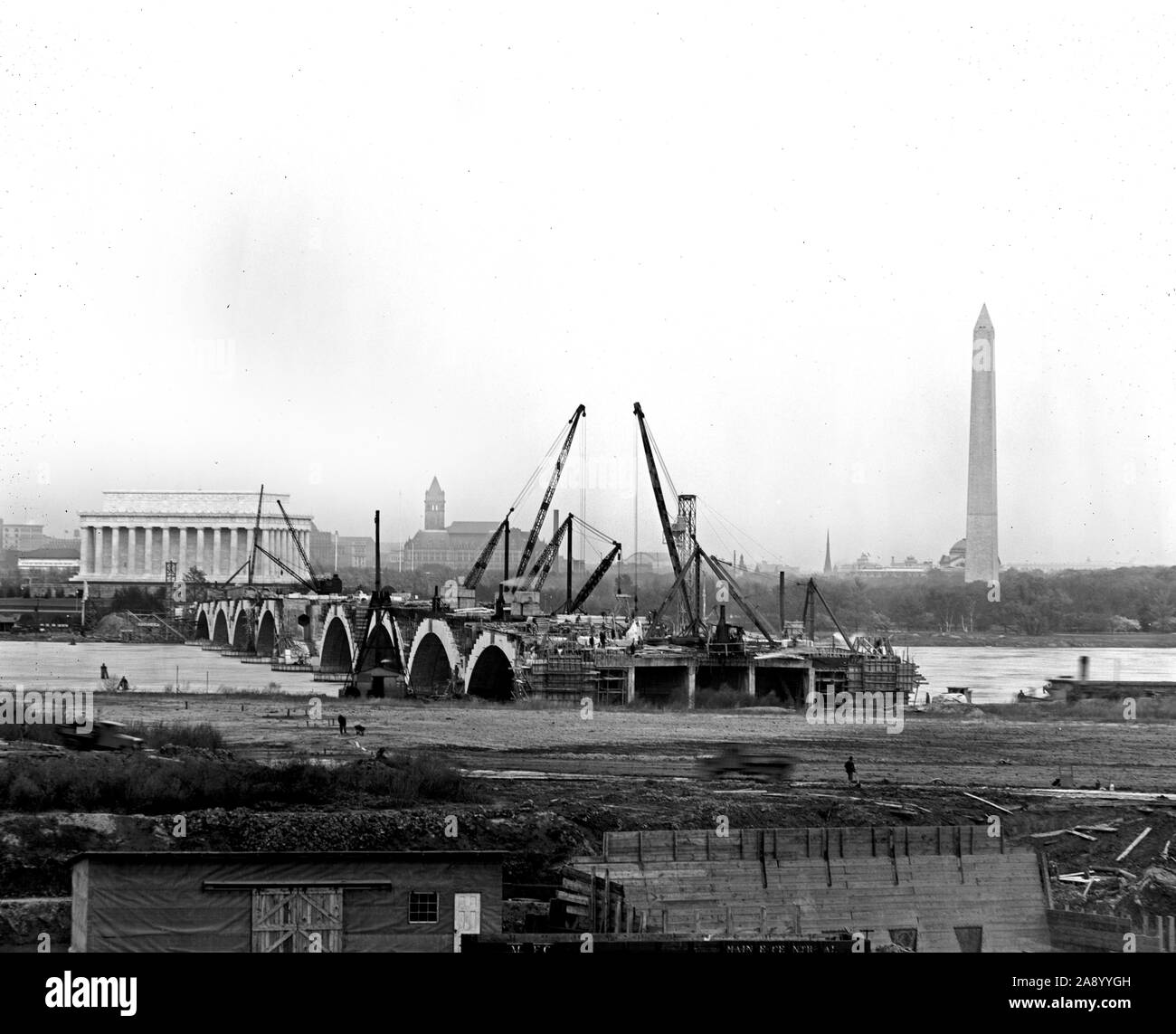 Lincoln memorial bridge constructioin hi-res stock photography and ...