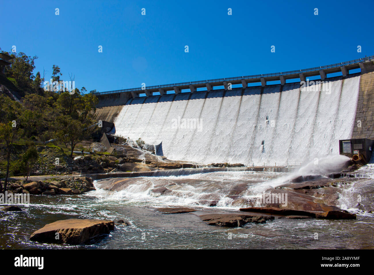 River overflowing concrete dam wall hi-res stock photography and images ...