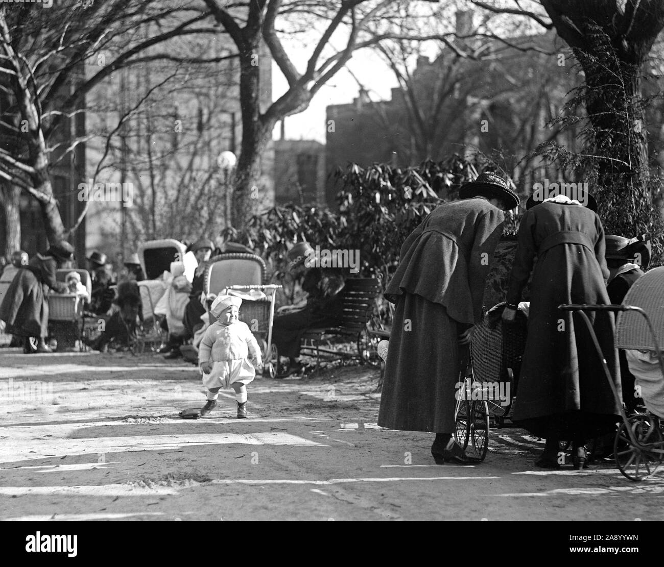 Children playing outdoors early 1900s hi-res stock photography and ...