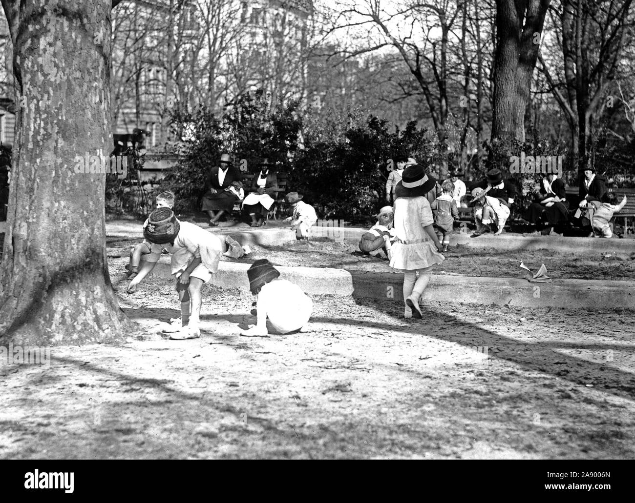 Early 1900s children playing outside hi-res stock photography and ...