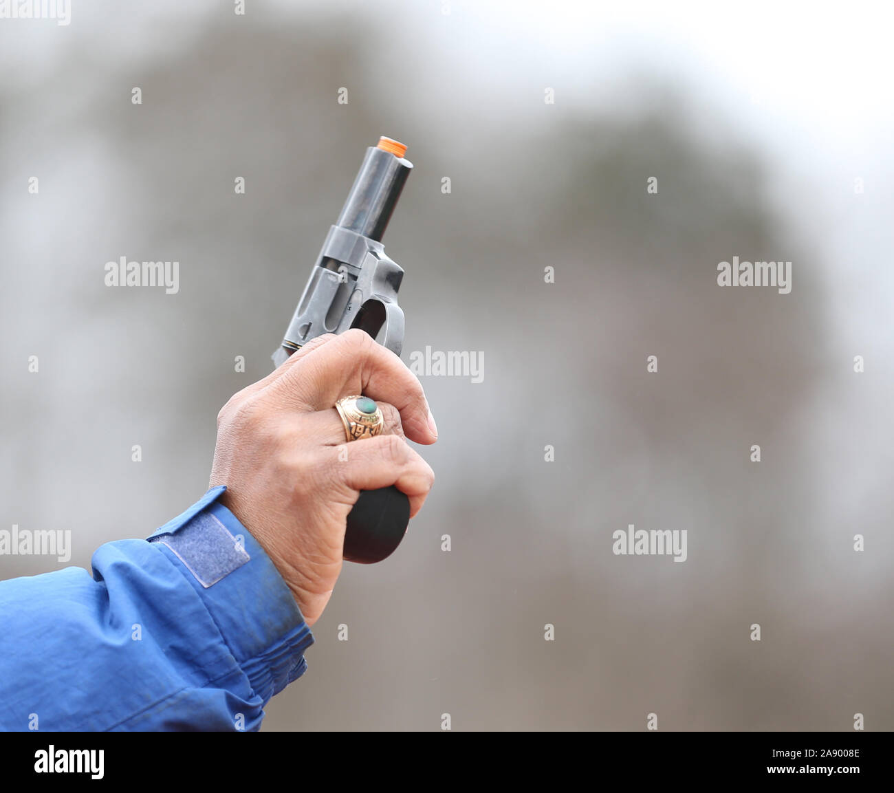 Start of race starting pistol hi-res stock photography and images - Alamy