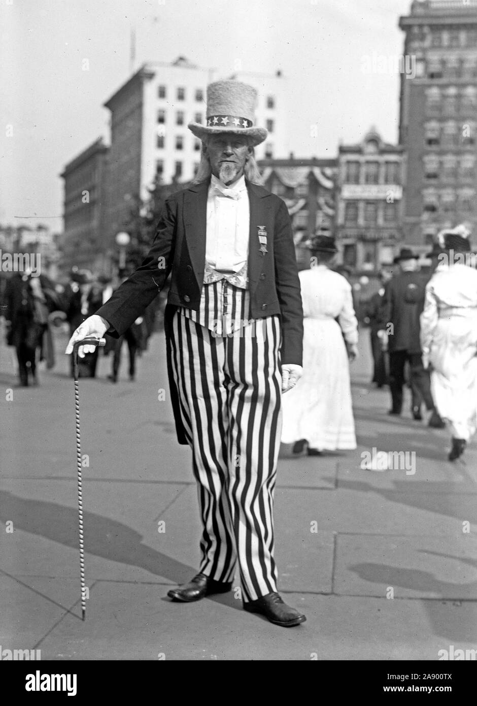 Man dressed as Uncle Sam at a parade in 1916 Stock Photo - Alamy