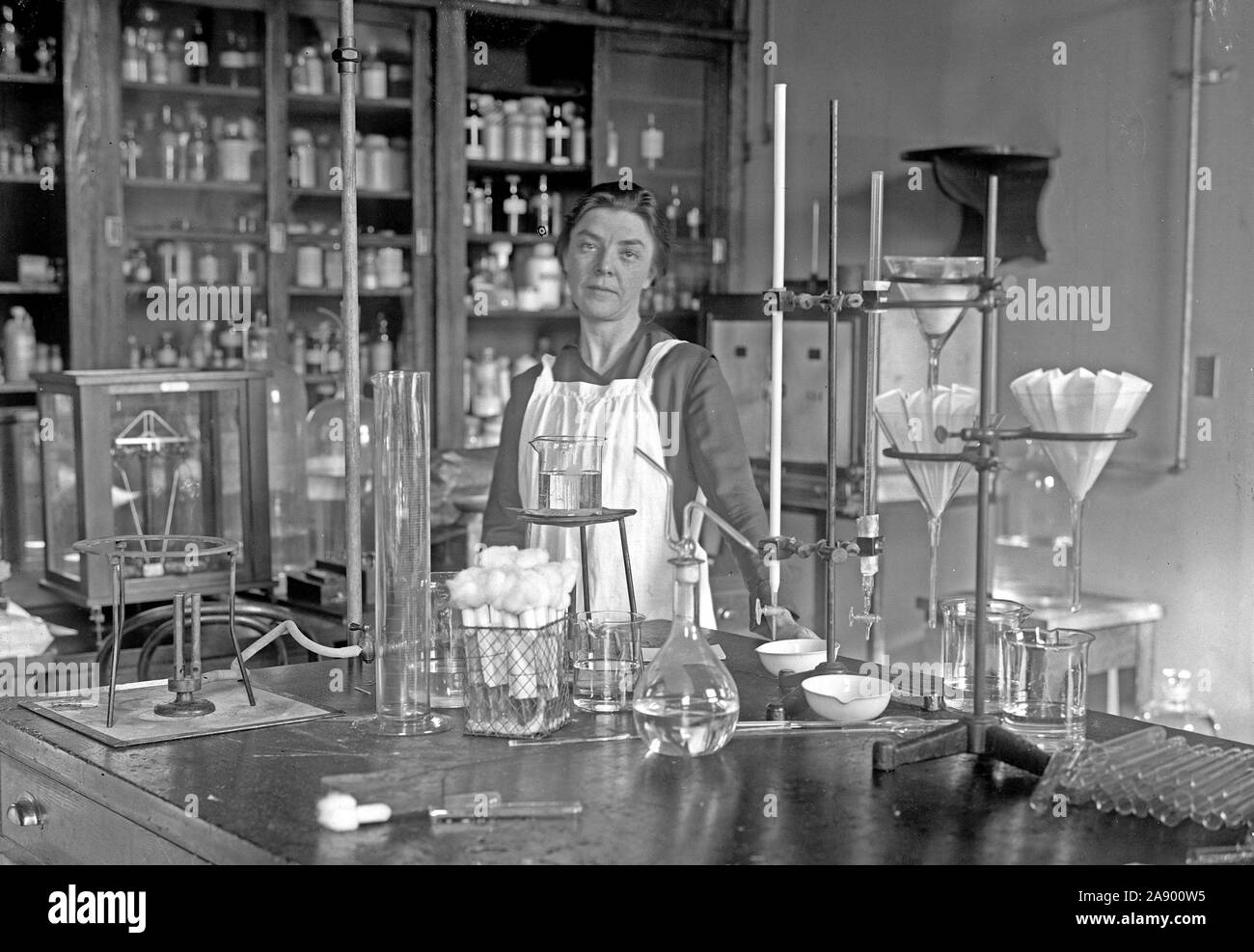 Early 1900s female in laboratory Black and White Stock Photos & Images ...