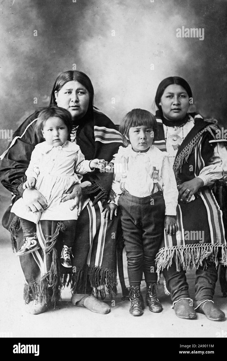 Native american family Black and White Stock Photos & Images - Alamy