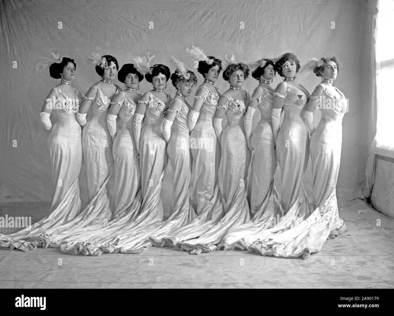 Women in white gowns early 1900s hi-res stock photography and images ...