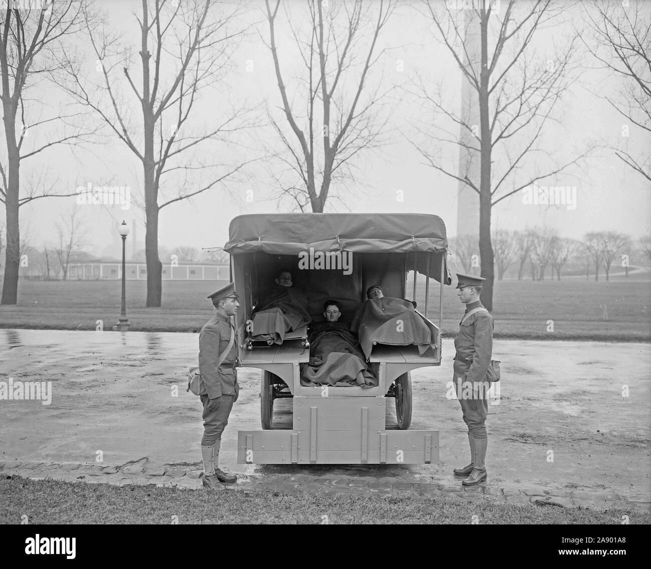 Early ambulance hi-res stock photography and images - Alamy