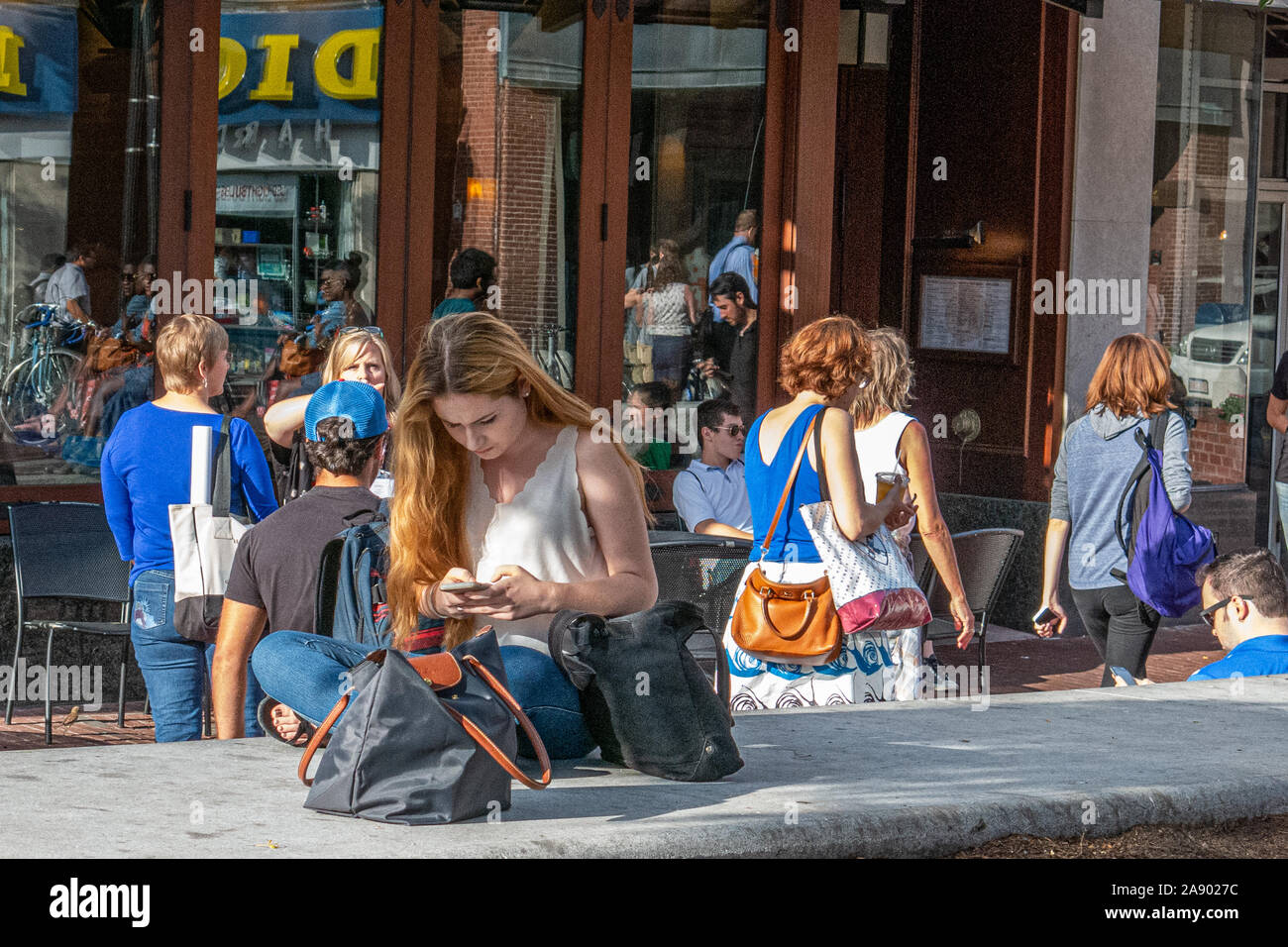 Female male city square busy hi-res stock photography and images - Alamy