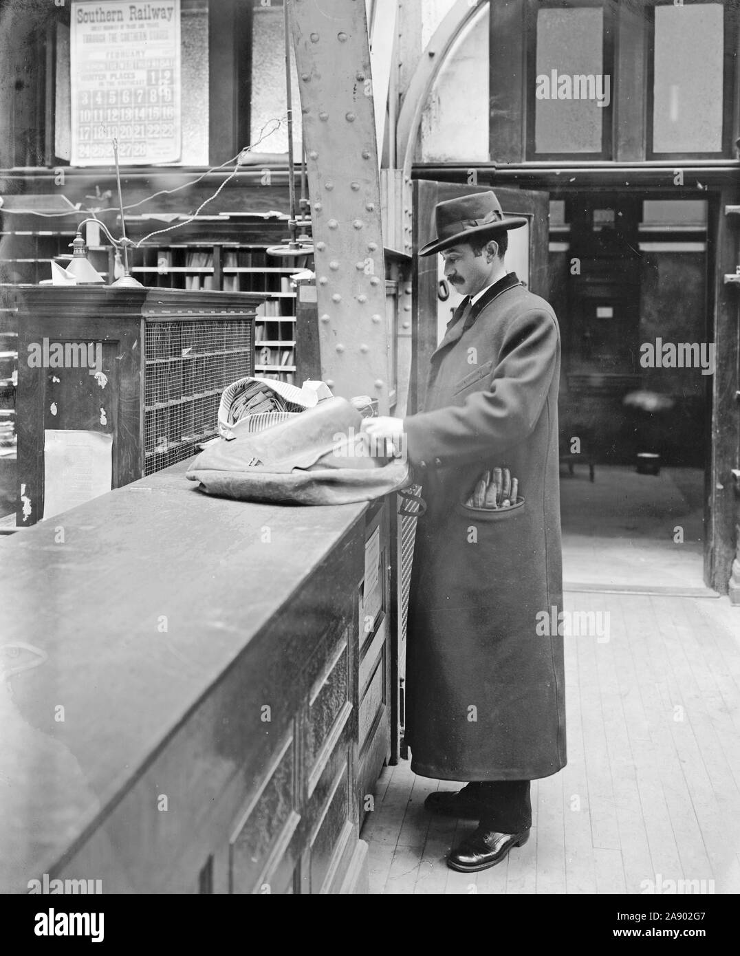 Man inside early 1900s post office hi-res stock photography and images ...