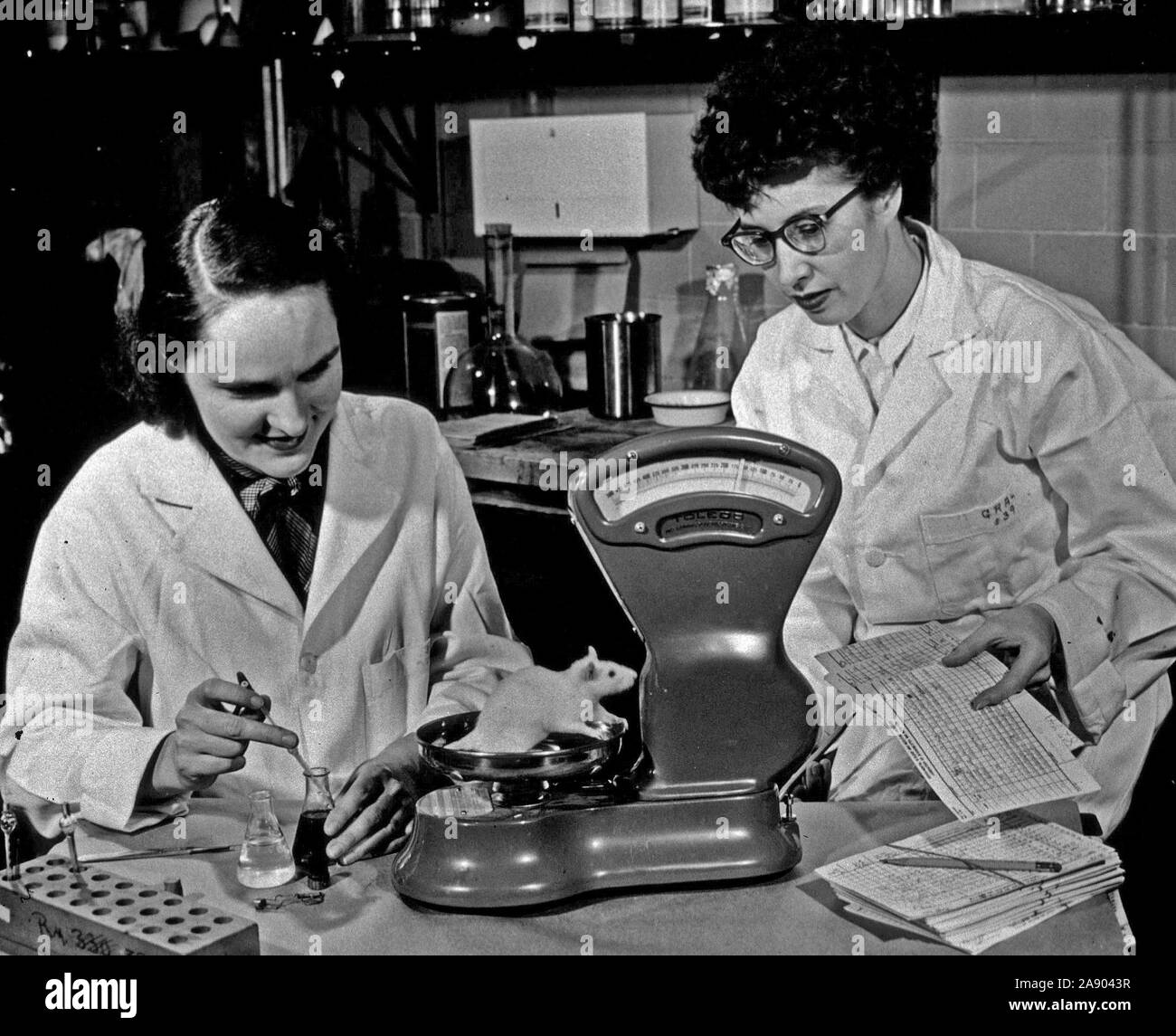 1950s laboratory studies Black and White Stock Photos & Images - Alamy