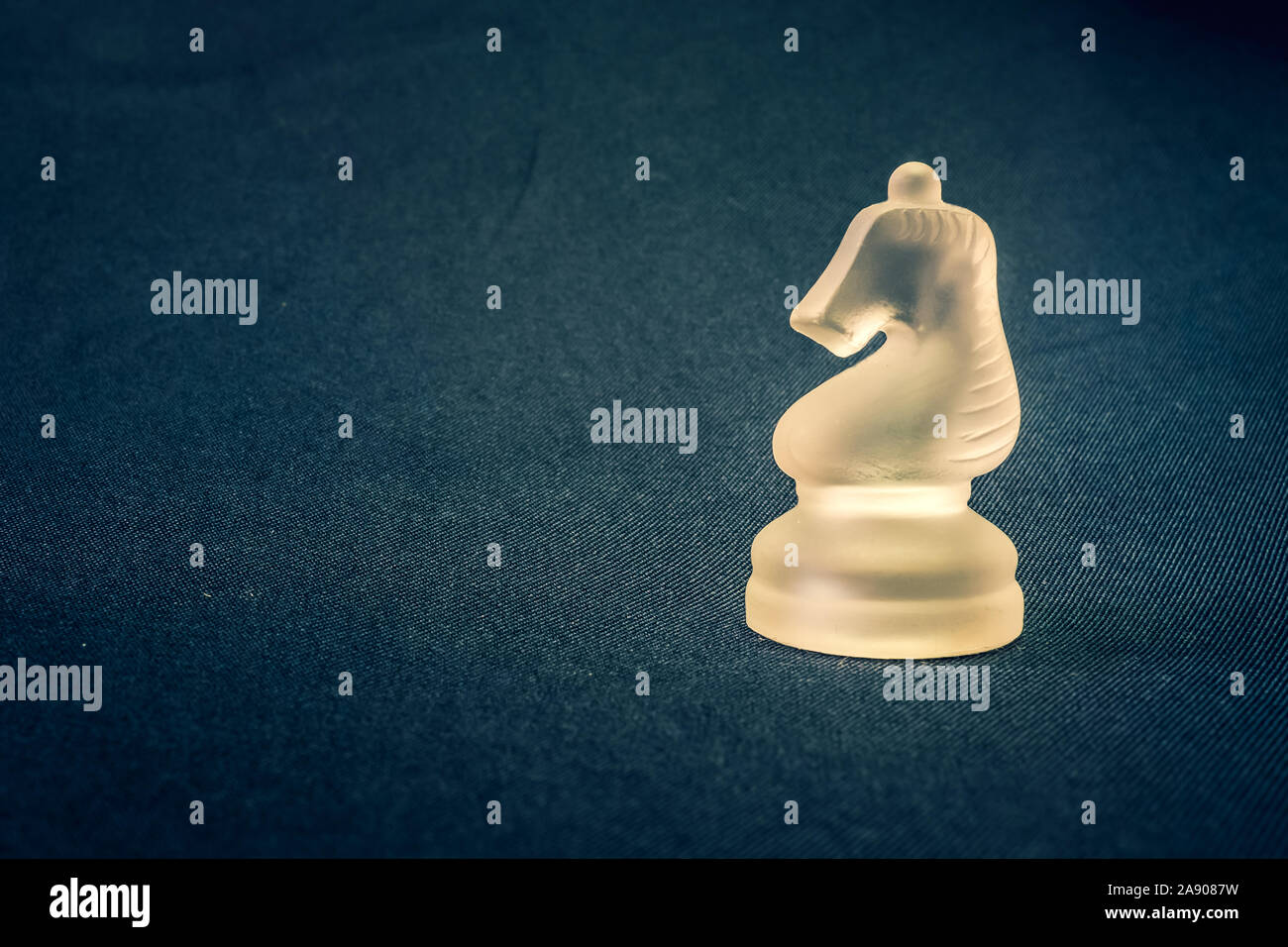 White knight chess piece hi-res stock photography and images - Alamy