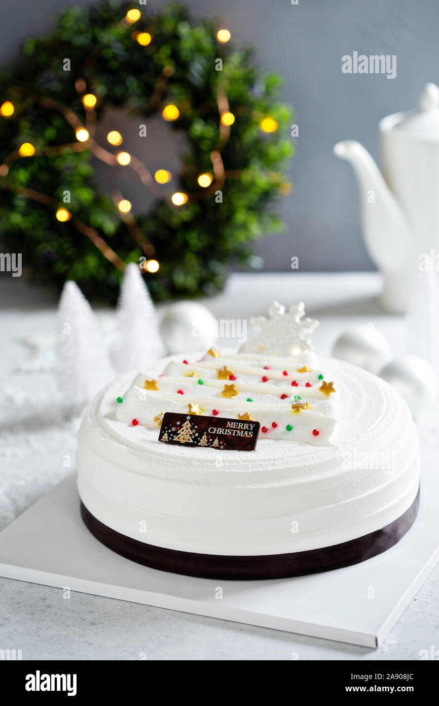 White Christmas cake topped with decorated tree Stock Photo - Alamy
