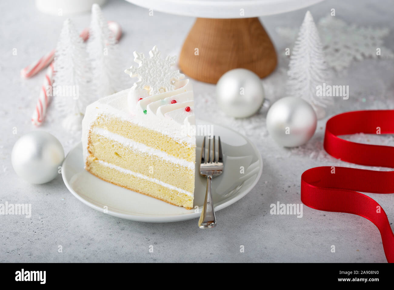 White Christmas cake topped with decorated tree Stock Photo - Alamy