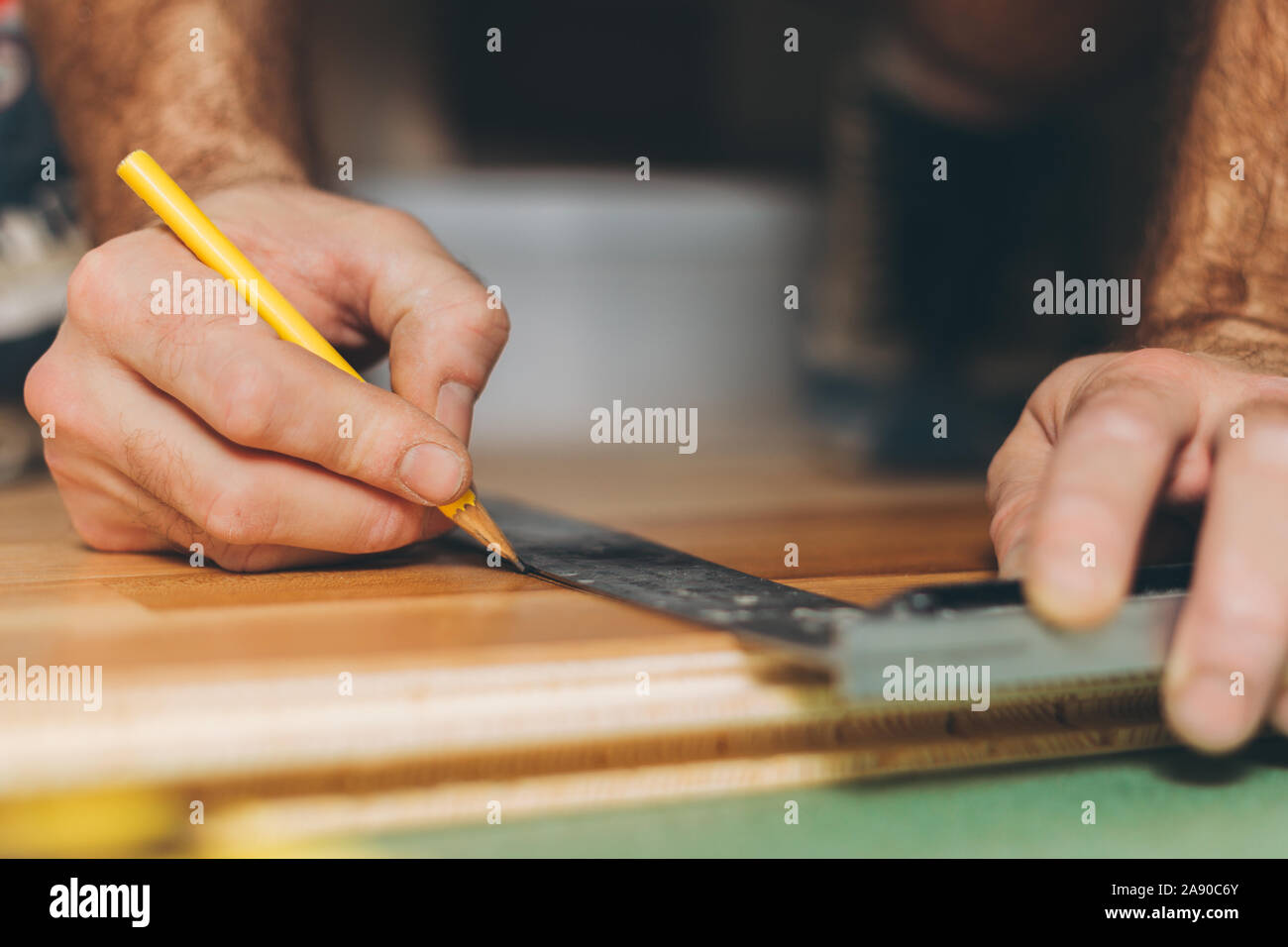 The master prepares the board for the cut-off - draws a line - repair ...