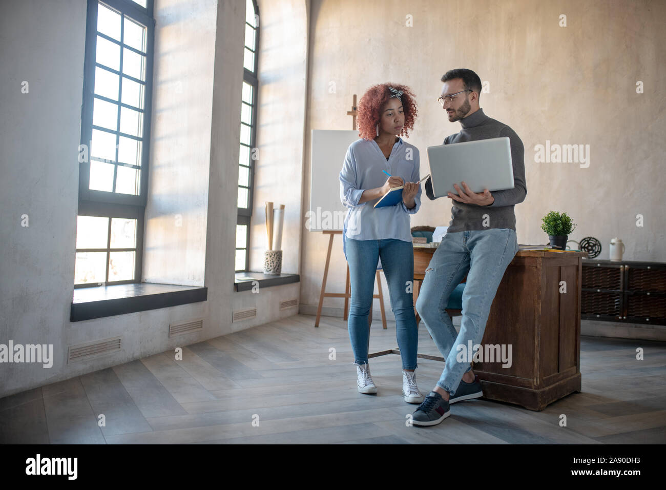 Male secretary to female boss hi-res stock photography and images - Alamy