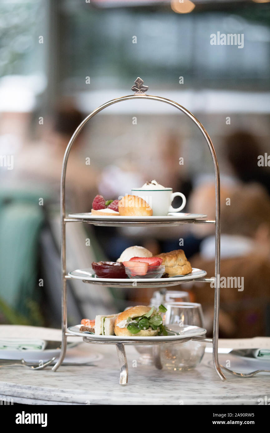 English modern tea service hi-res stock photography and images - Alamy