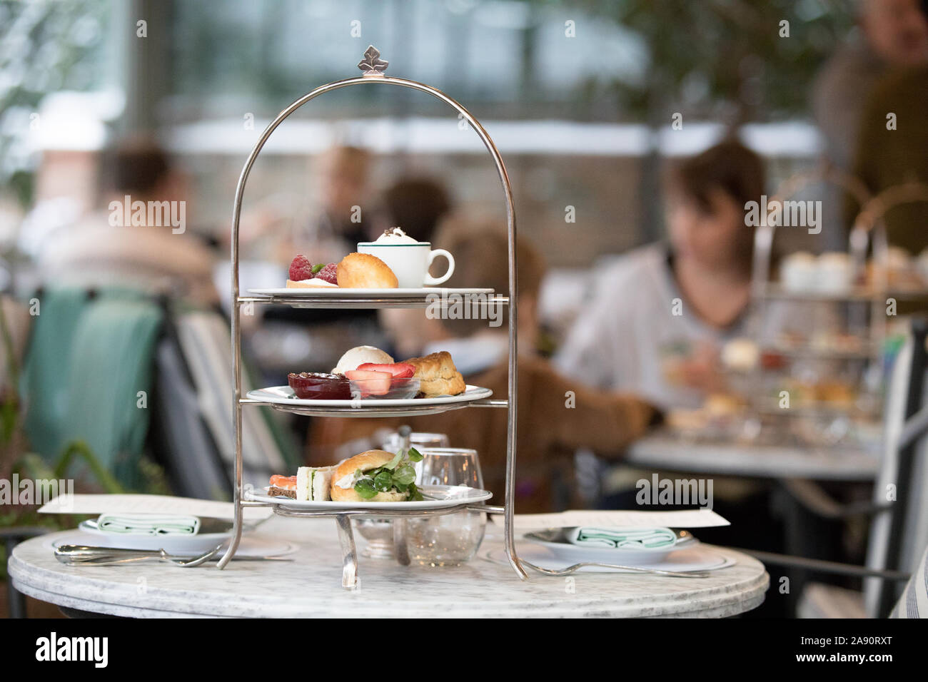 English modern tea service hi-res stock photography and images - Alamy