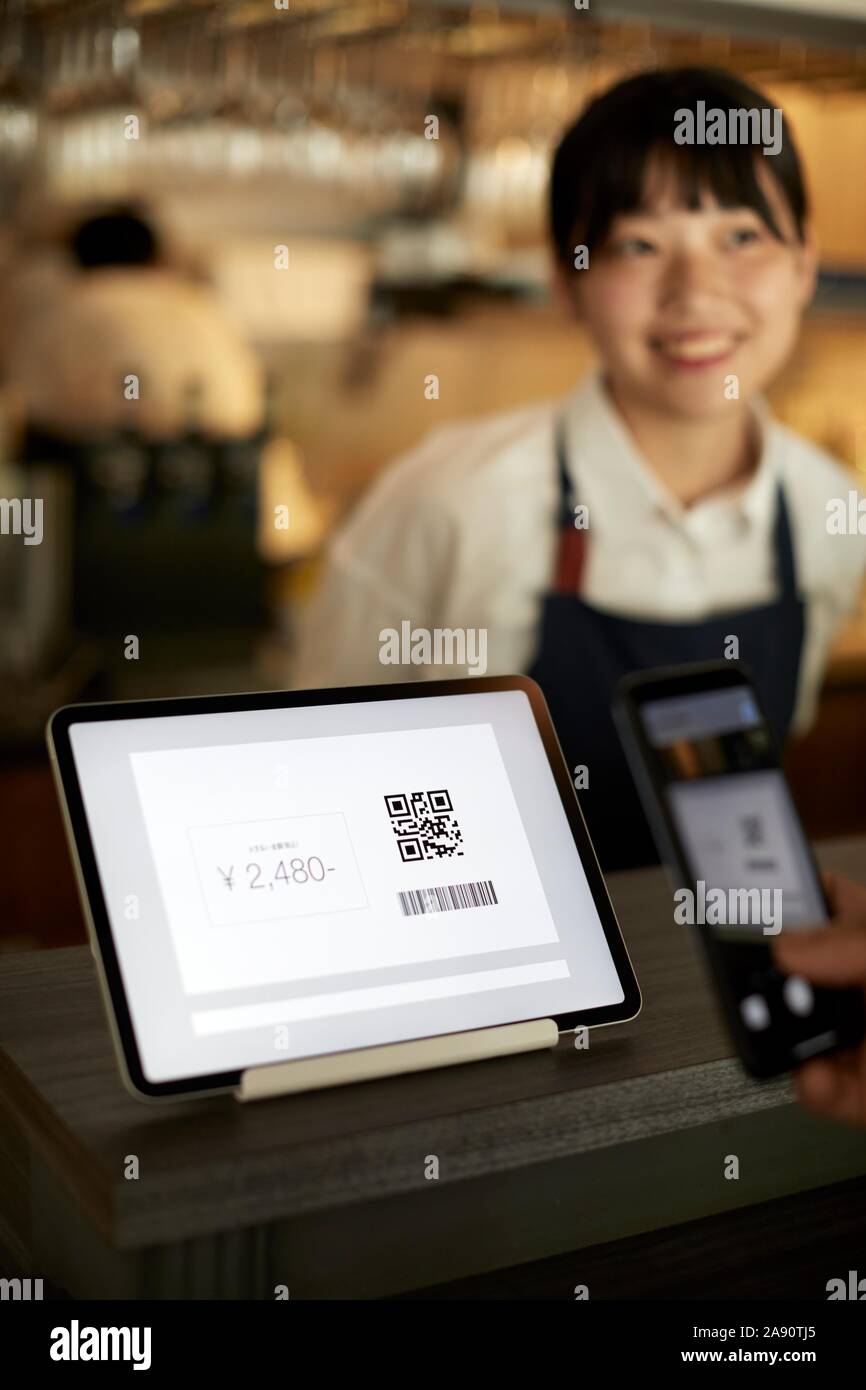 Cashless payment at a restaurant Stock Photo - Alamy