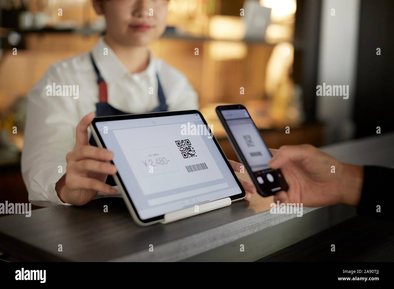 Cashless payment at a restaurant Stock Photo - Alamy