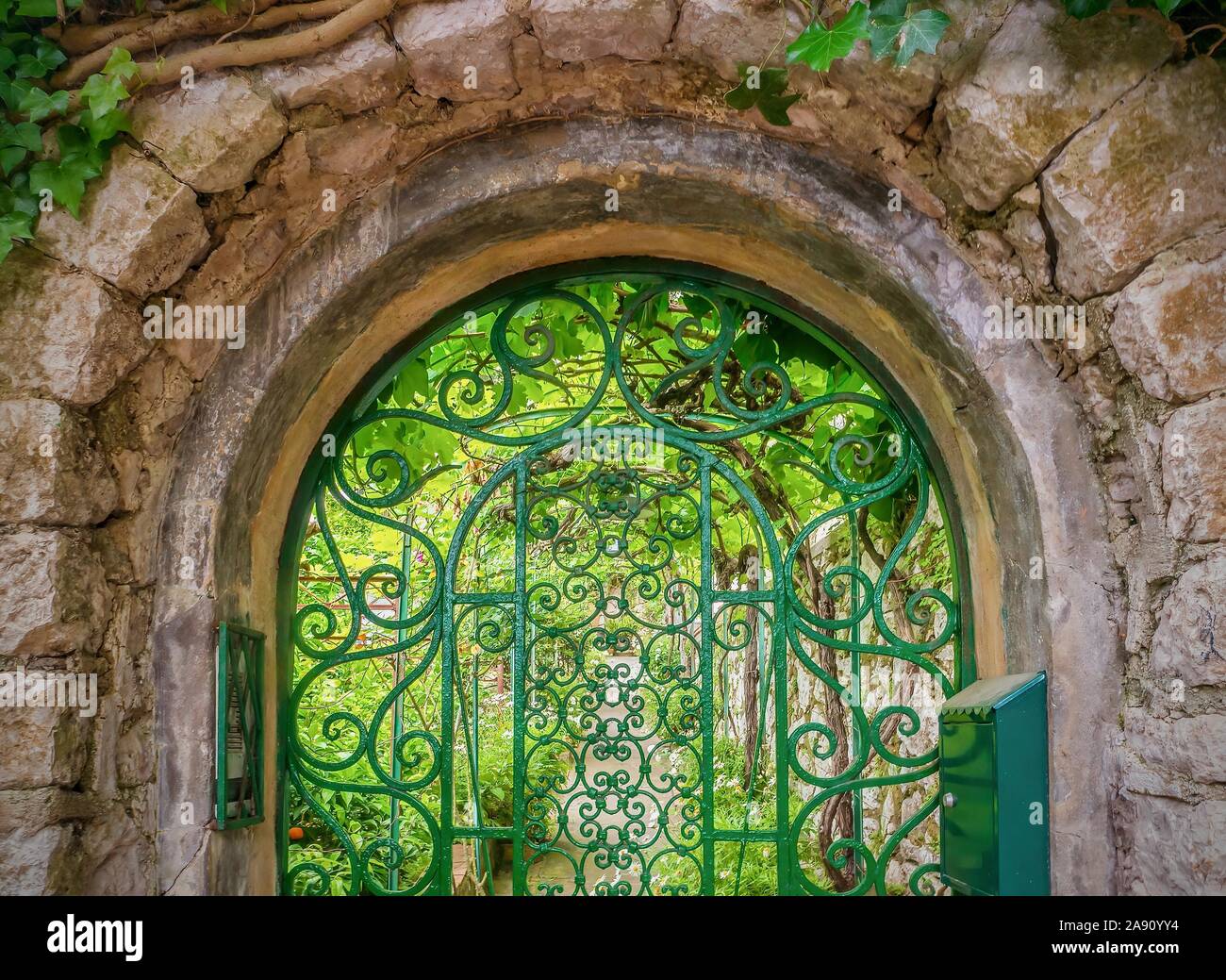 Old iron garden gate plants hi-res stock photography and images - Alamy