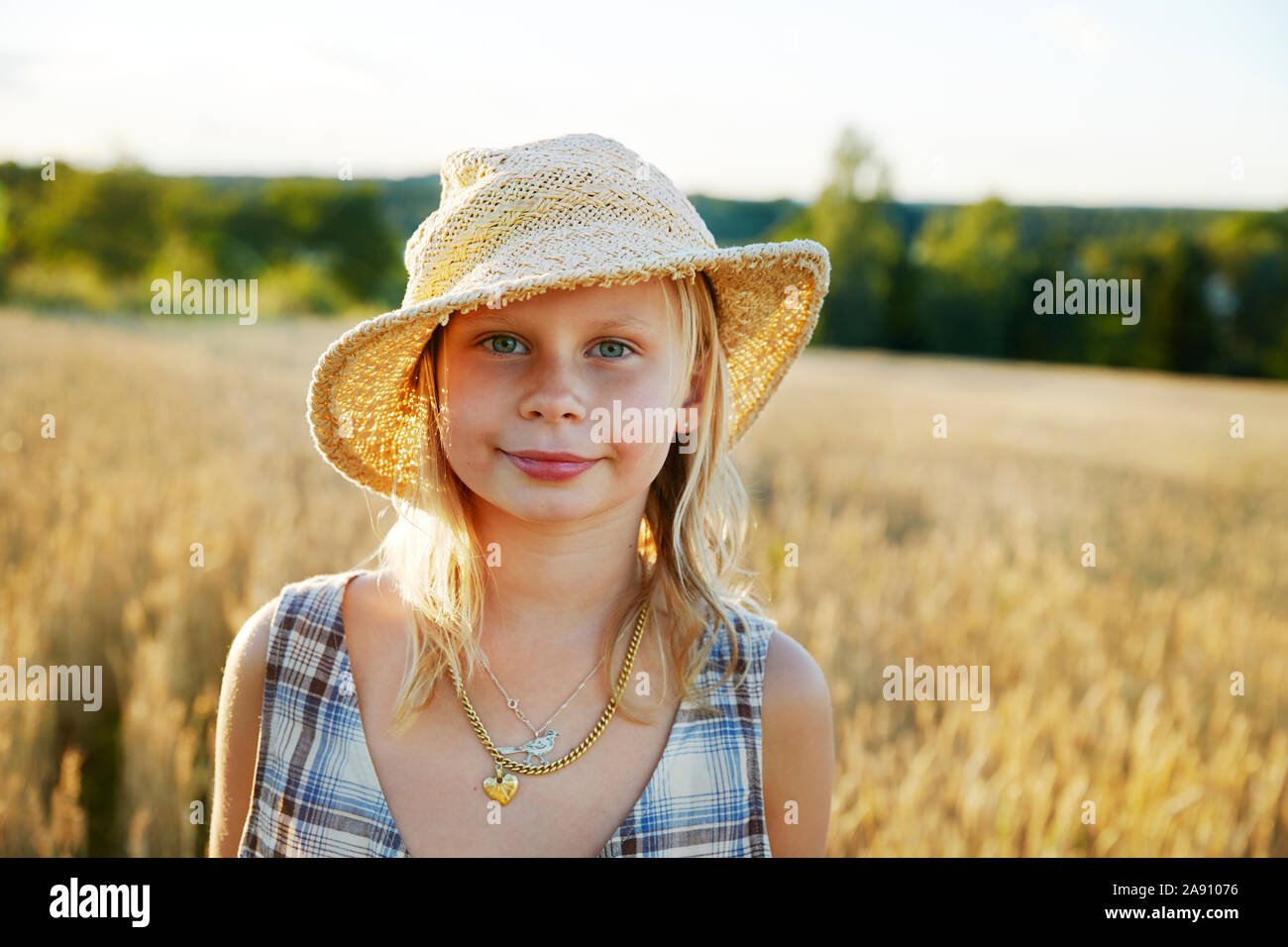 Portrait of smiling girl wearing straw hat Stock Photo - Alamy