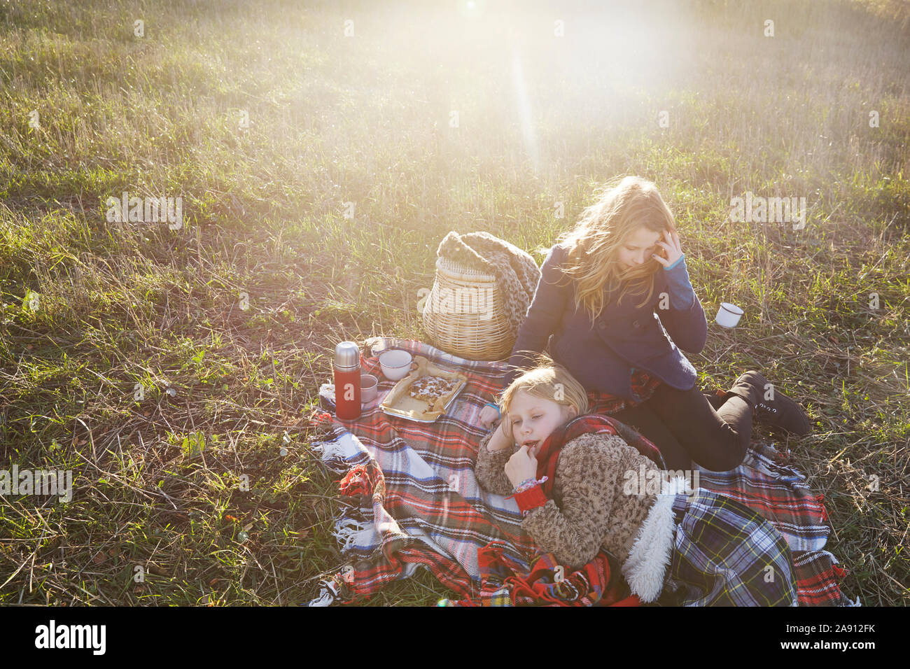 Two girls picnic basket hi-res stock photography and images - Alamy