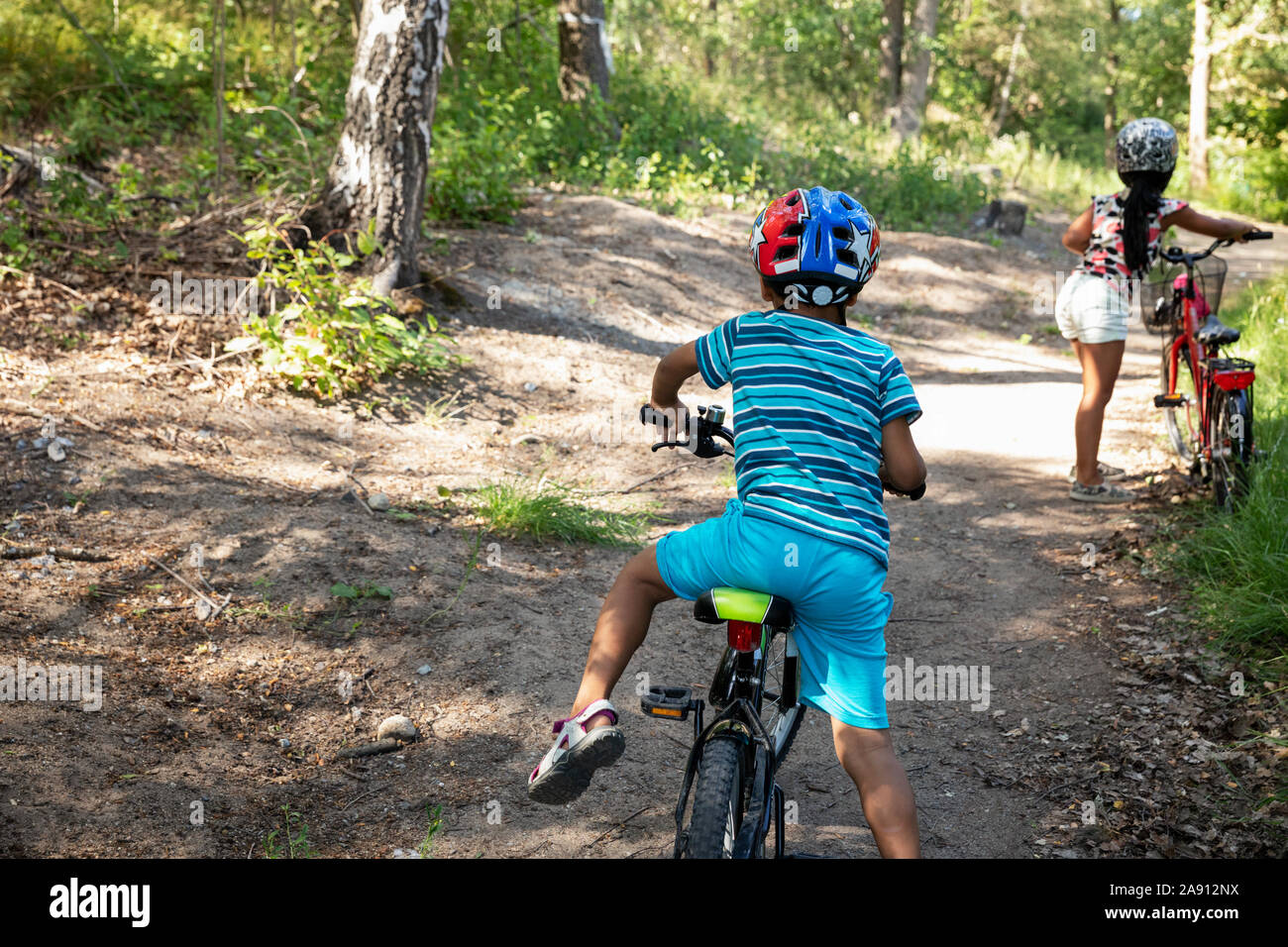 Girls and boys cycling hi-res stock photography and images - Alamy