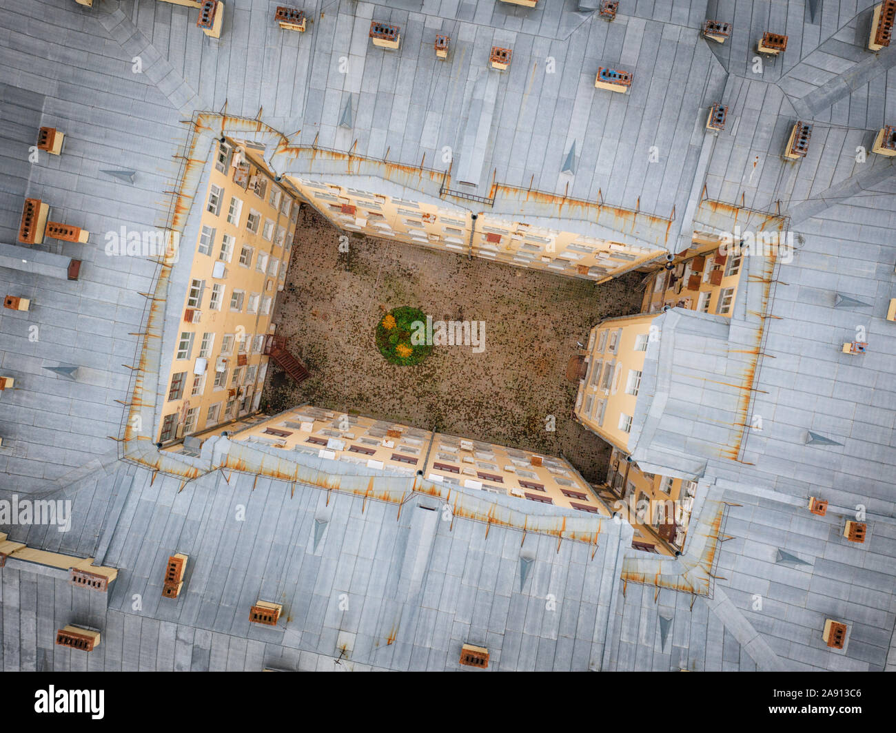 Well with roof hi-res stock photography and images - Alamy