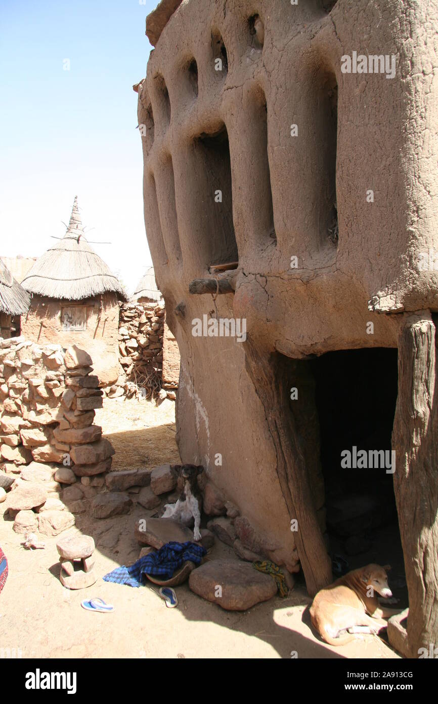 Dogon country : village of Pelou (plateau Stock Photo - Alamy