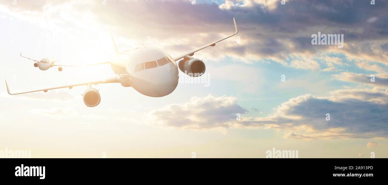 Luxury jet landing front hi-res stock photography and images - Alamy