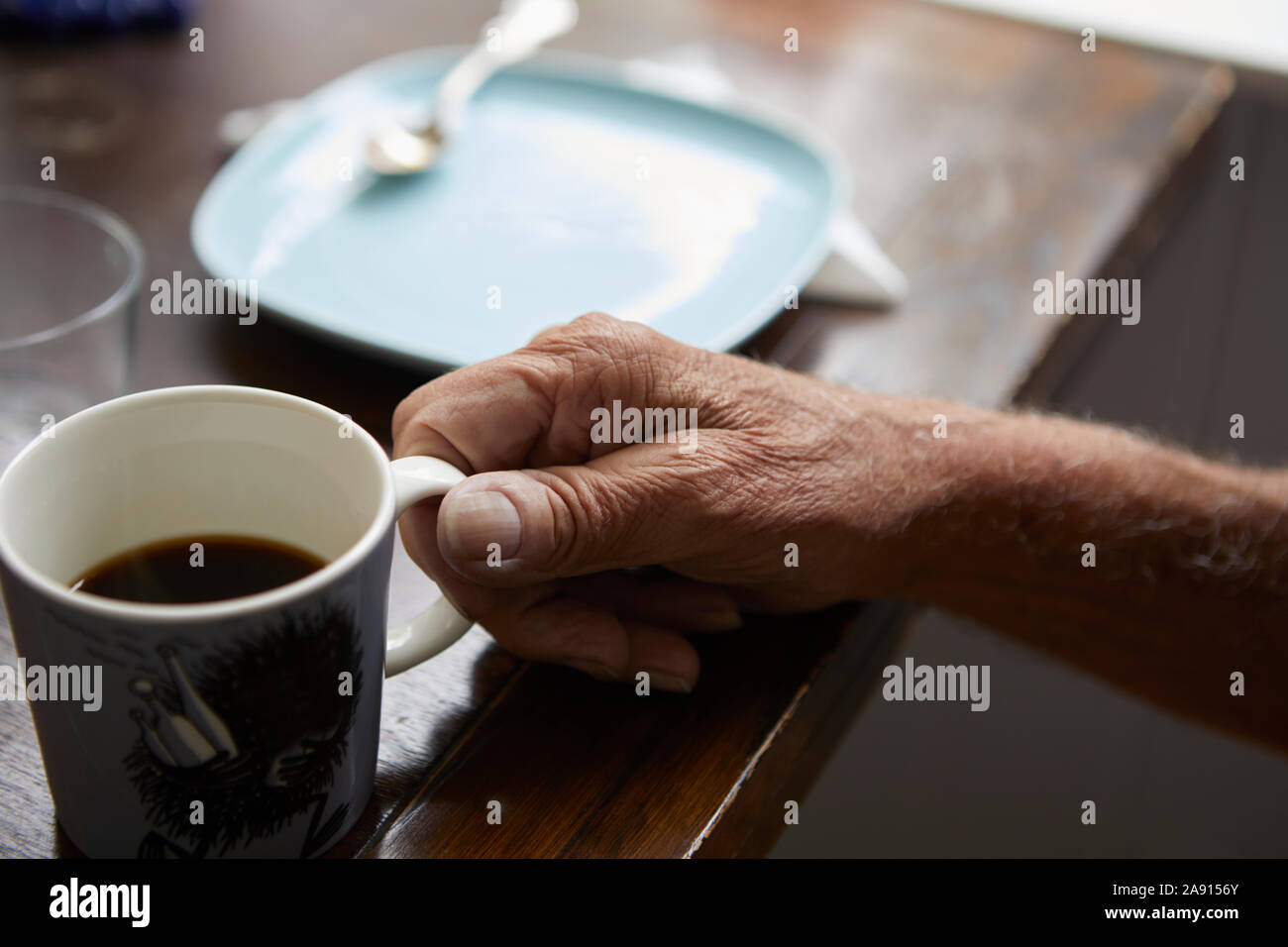 Hand holding mug Stock Photo - Alamy
