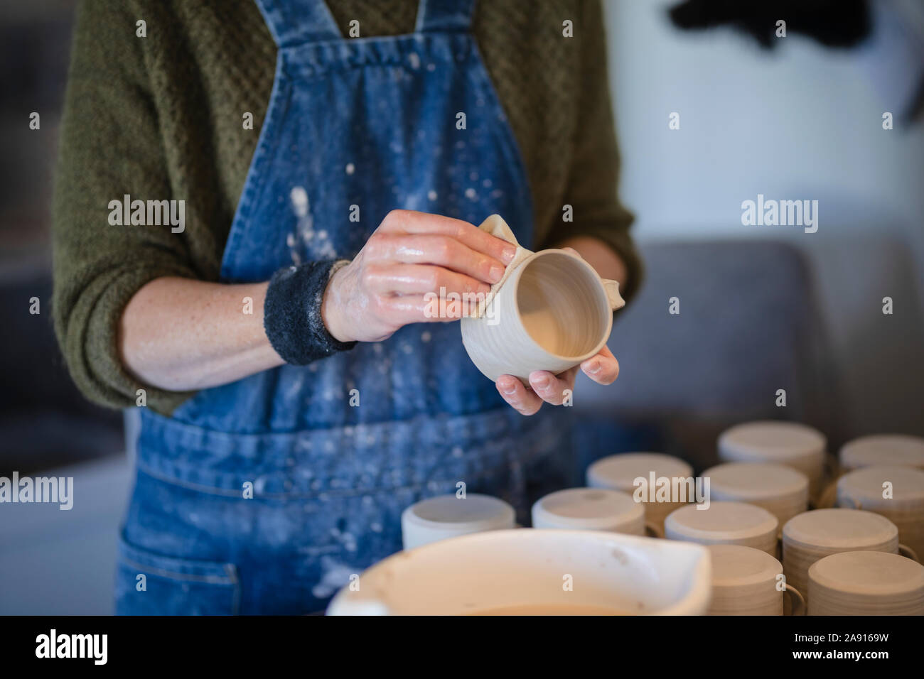 Potter work in workplace hi-res stock photography and images - Alamy