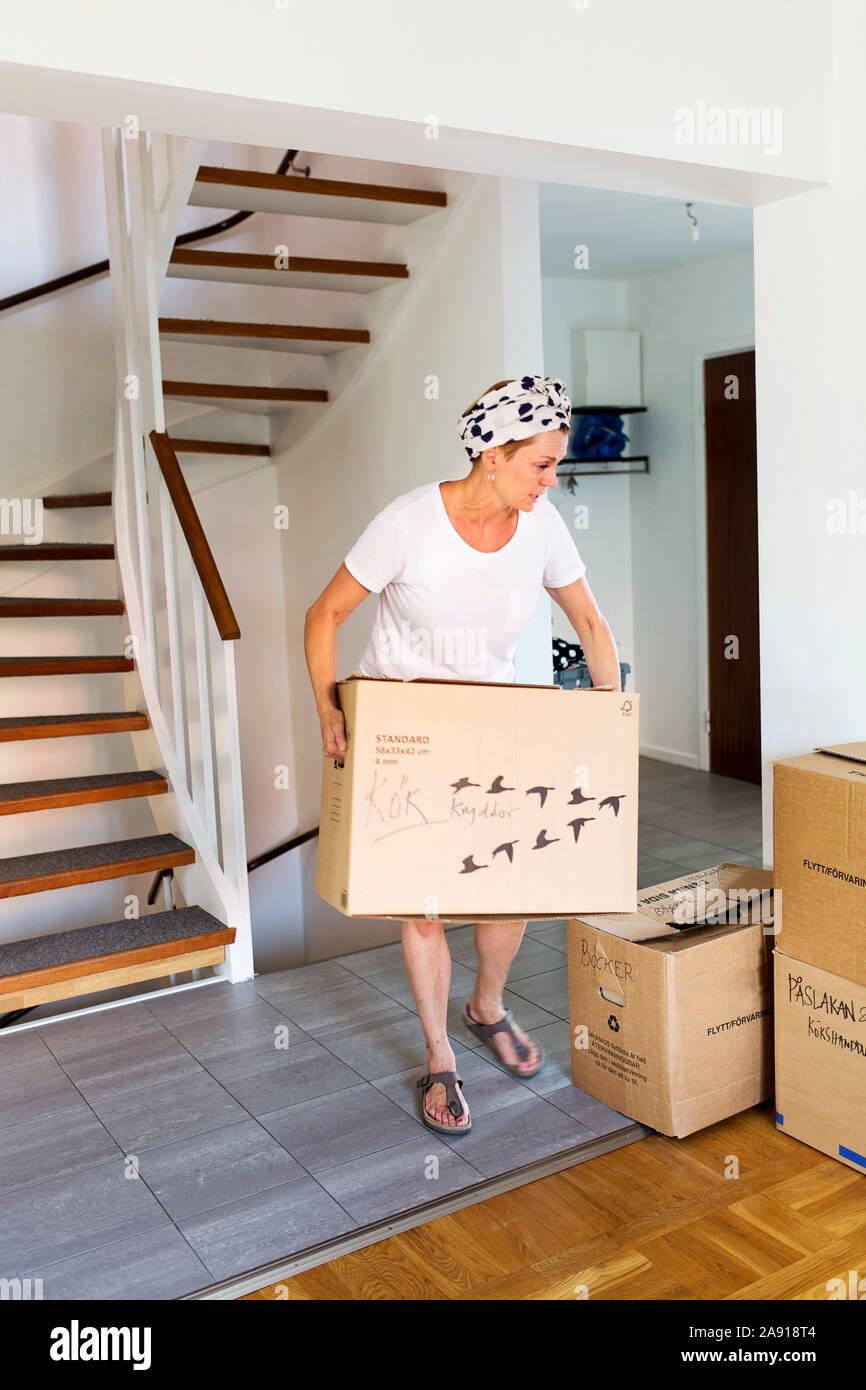 Woman moving house Stock Photo - Alamy