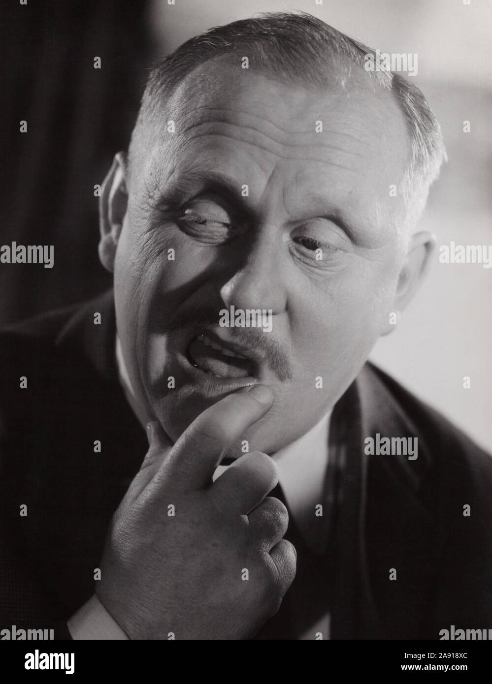 Gert Fröbe, deutscher Schauspieler, im Spielfilm "Bis dass das Geld ...