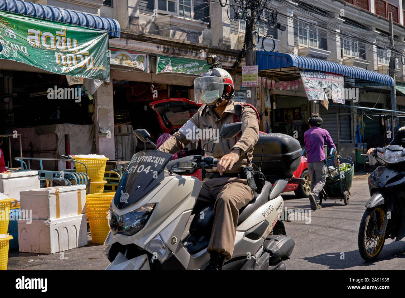 Thailand policeman riding motorcycle Stock Photo - Alamy