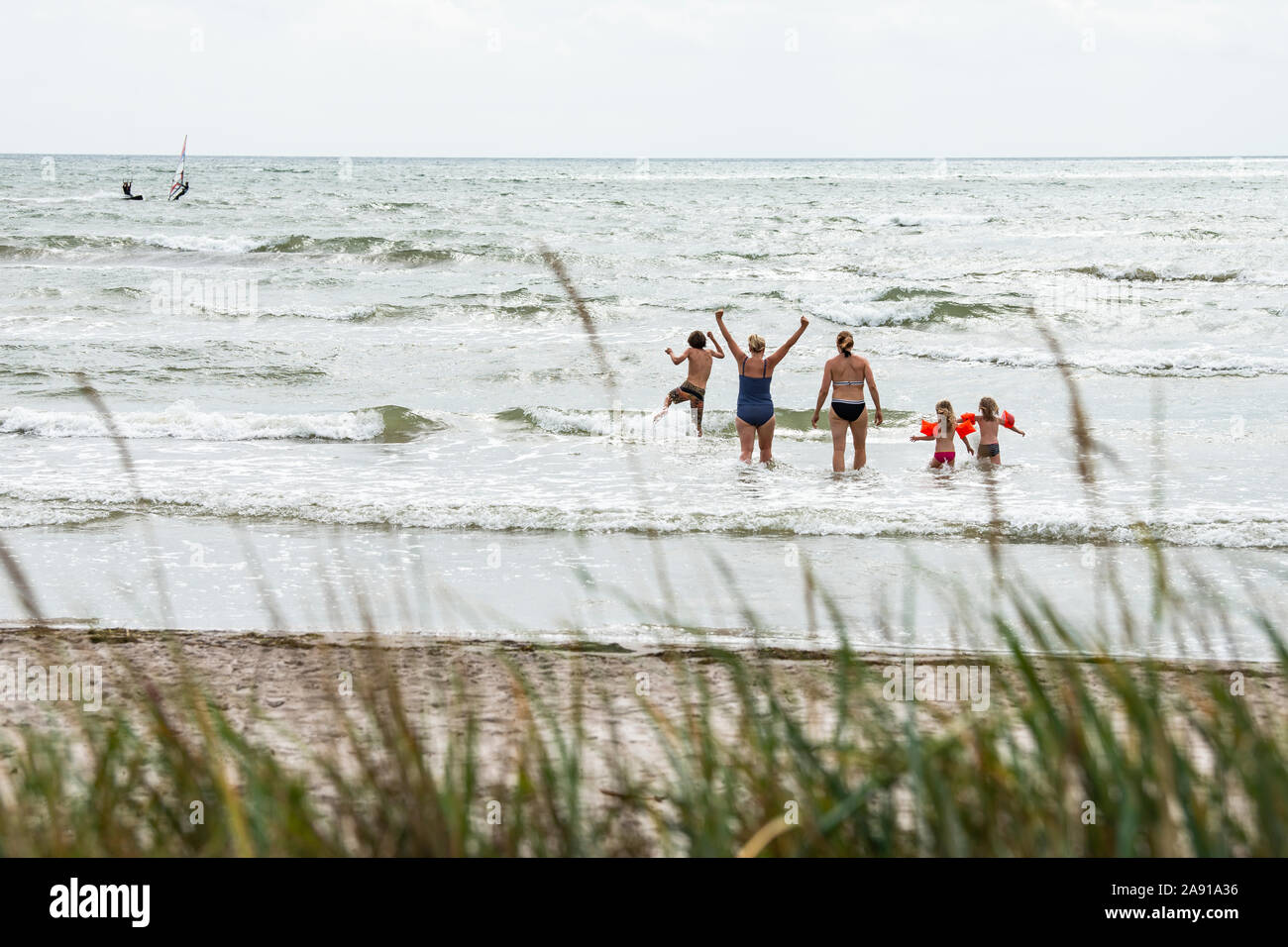 Five bathing women hi-res stock photography and images - Alamy
