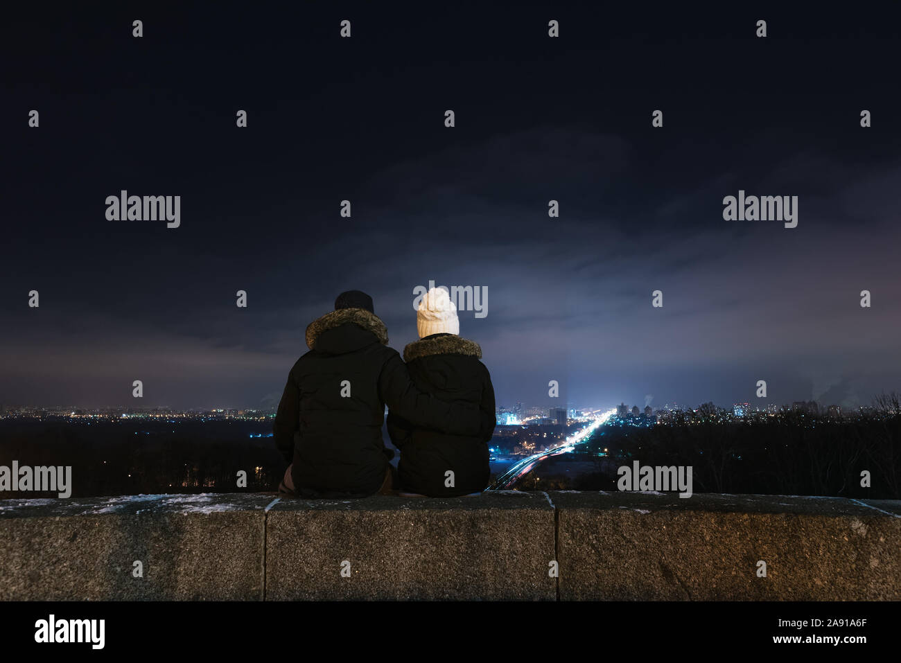 Night sky romantic couple hi-res stock photography and images - Alamy