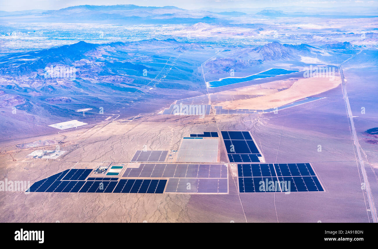 Solar panel farm arizona hi-res stock photography and images - Alamy