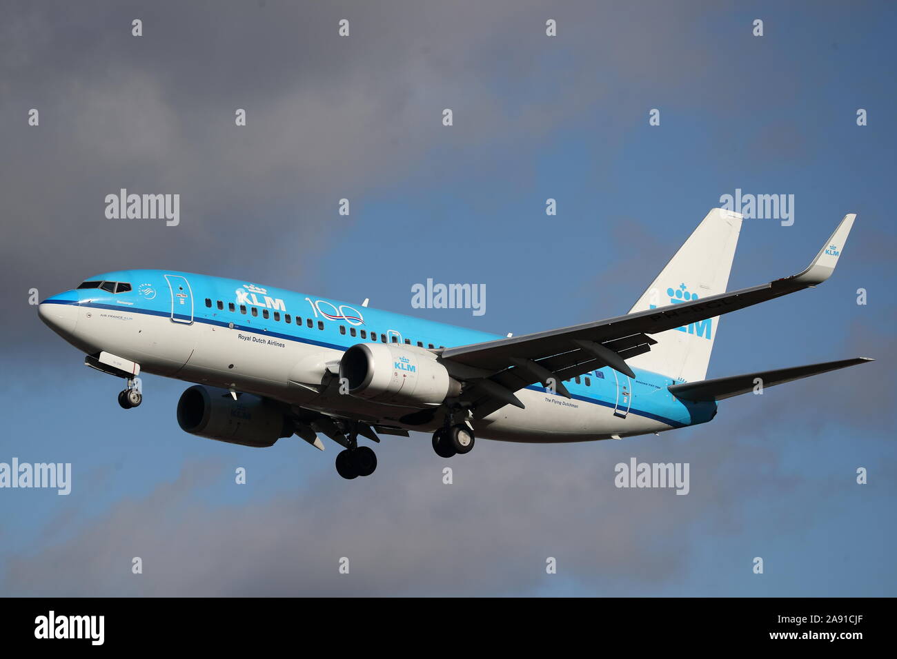 Klm boeing 737 arriving london heathrow hi-res stock photography and ...