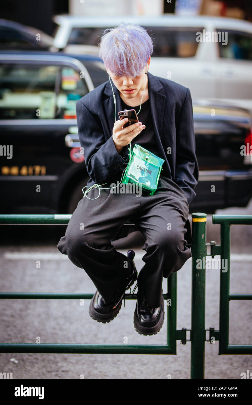 Modern japanese teenager tokyo hi-res stock photography and images - Alamy