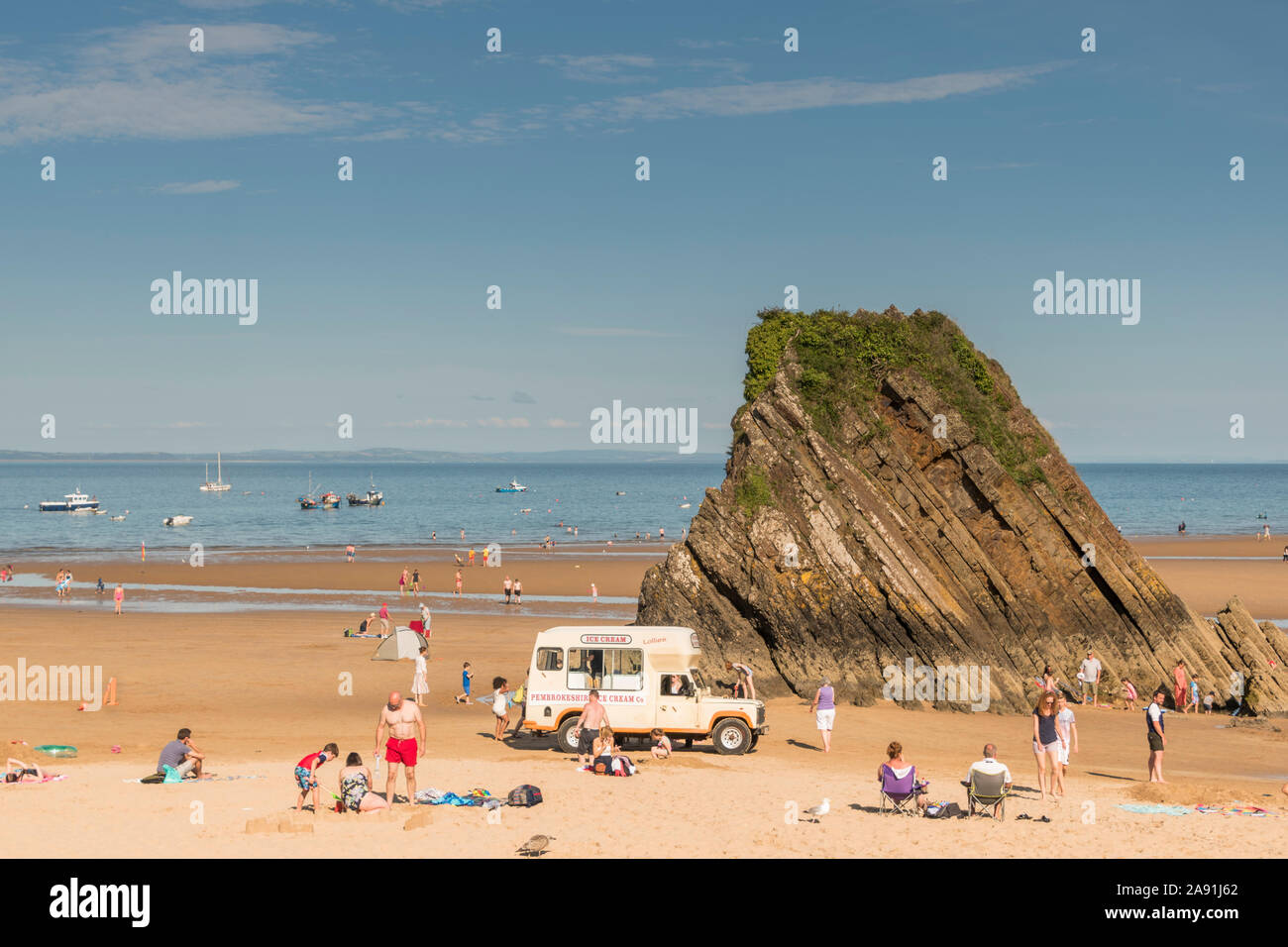 North beach tenby goskar rock hi-res stock photography and images - Alamy
