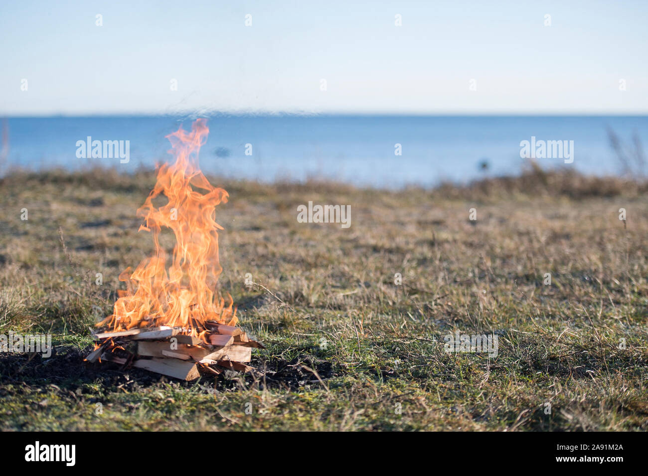 Campfire by the sea hi-res stock photography and images - Alamy
