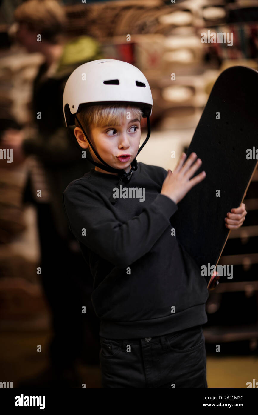 Boy on skateboard hi-res stock photography and images - Alamy