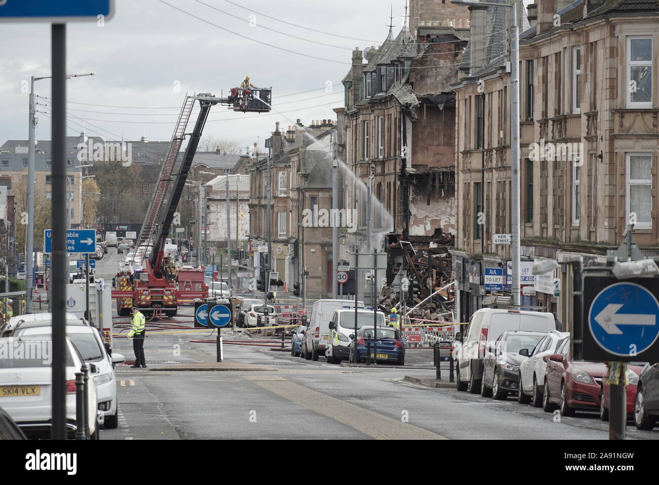 Collapsed building emergency hi-res stock photography and images - Alamy