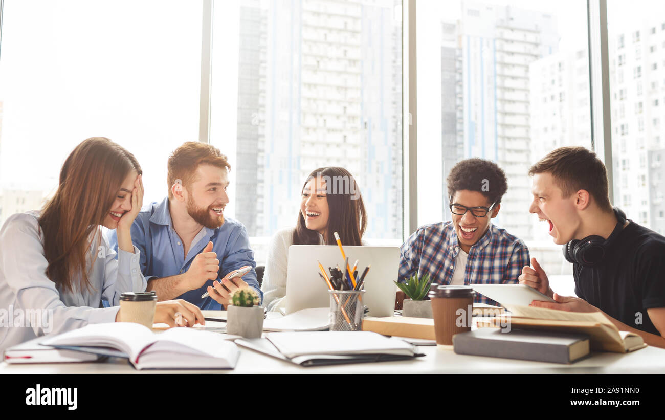 Diverse friends library school hi-res stock photography and images - Alamy