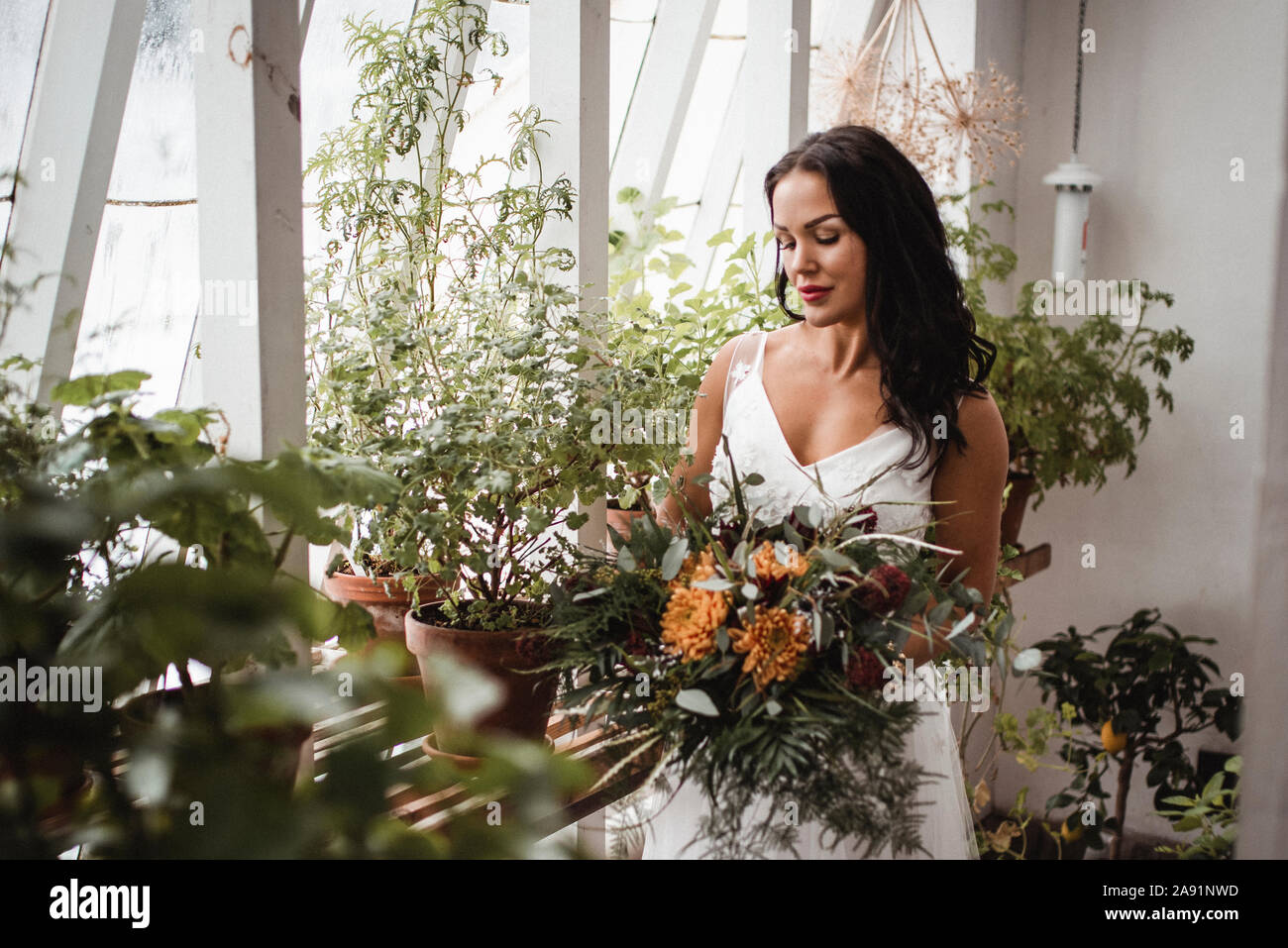 Bride holding bouquet Stock Photo - Alamy