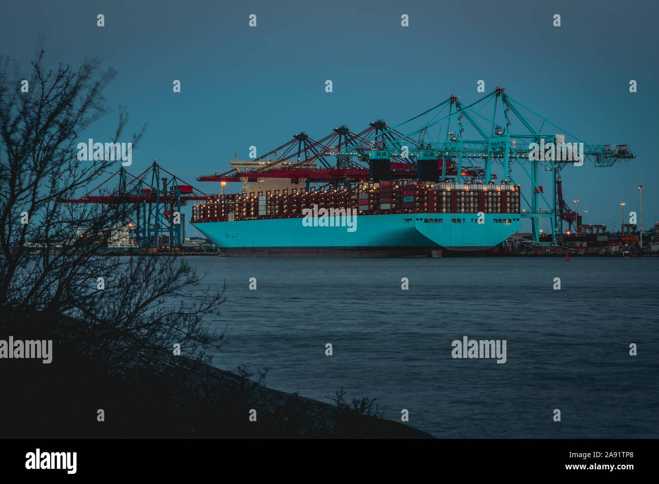 Cargo ship in port hi-res stock photography and images - Alamy