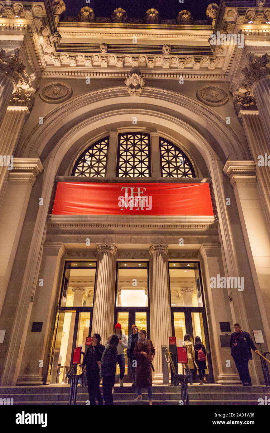 Steps to the entrance of the The Metropolitan Museum of Art, New York ...